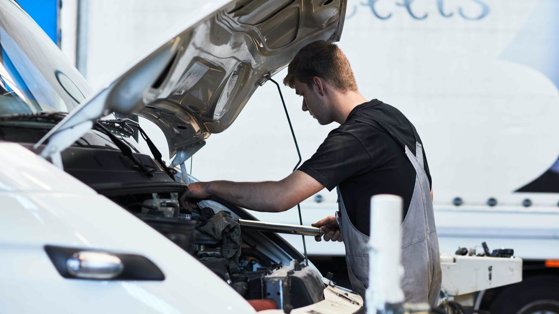 Acht Standorte in der ganzen Schweiz • Auto AG